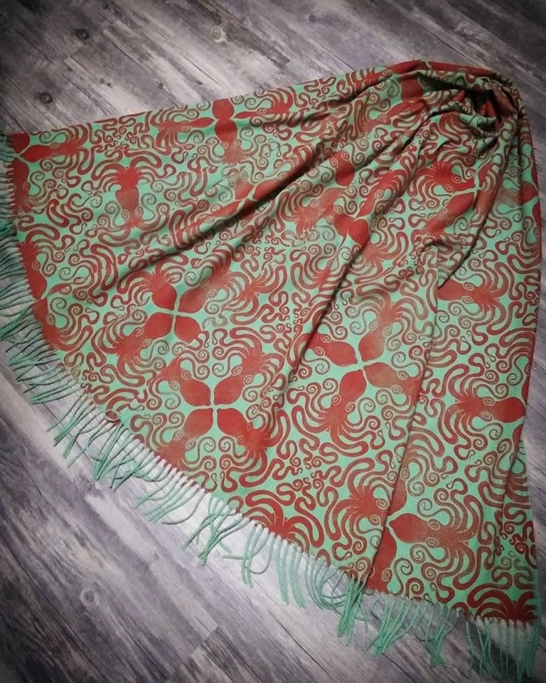 Scarf with octopus print - green/red - Racaire's Workshop