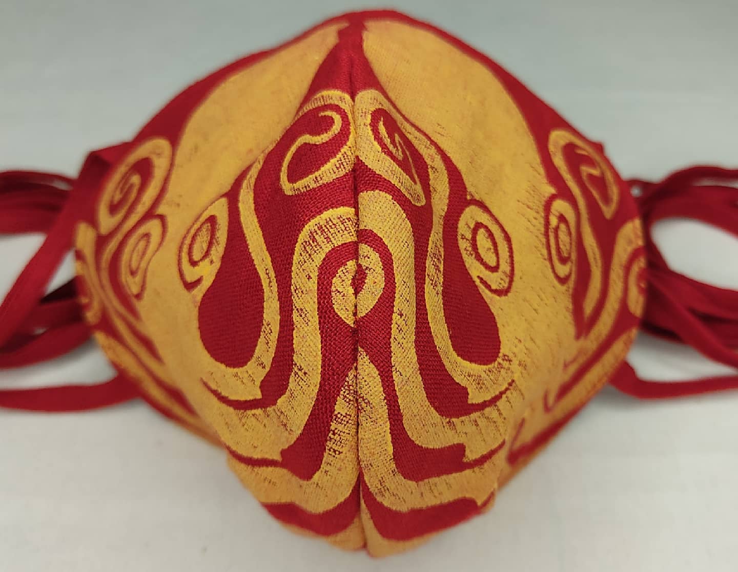Face mask with octopus print - red/yellow - Racaire's Workshop