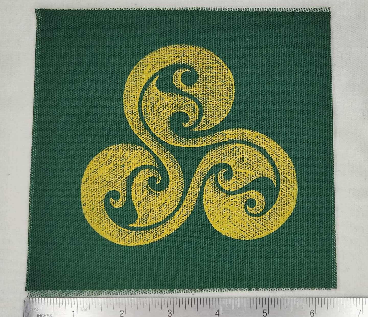 Cotton patch with triskele print – green (dark)/yellow - Racaire's Workshop