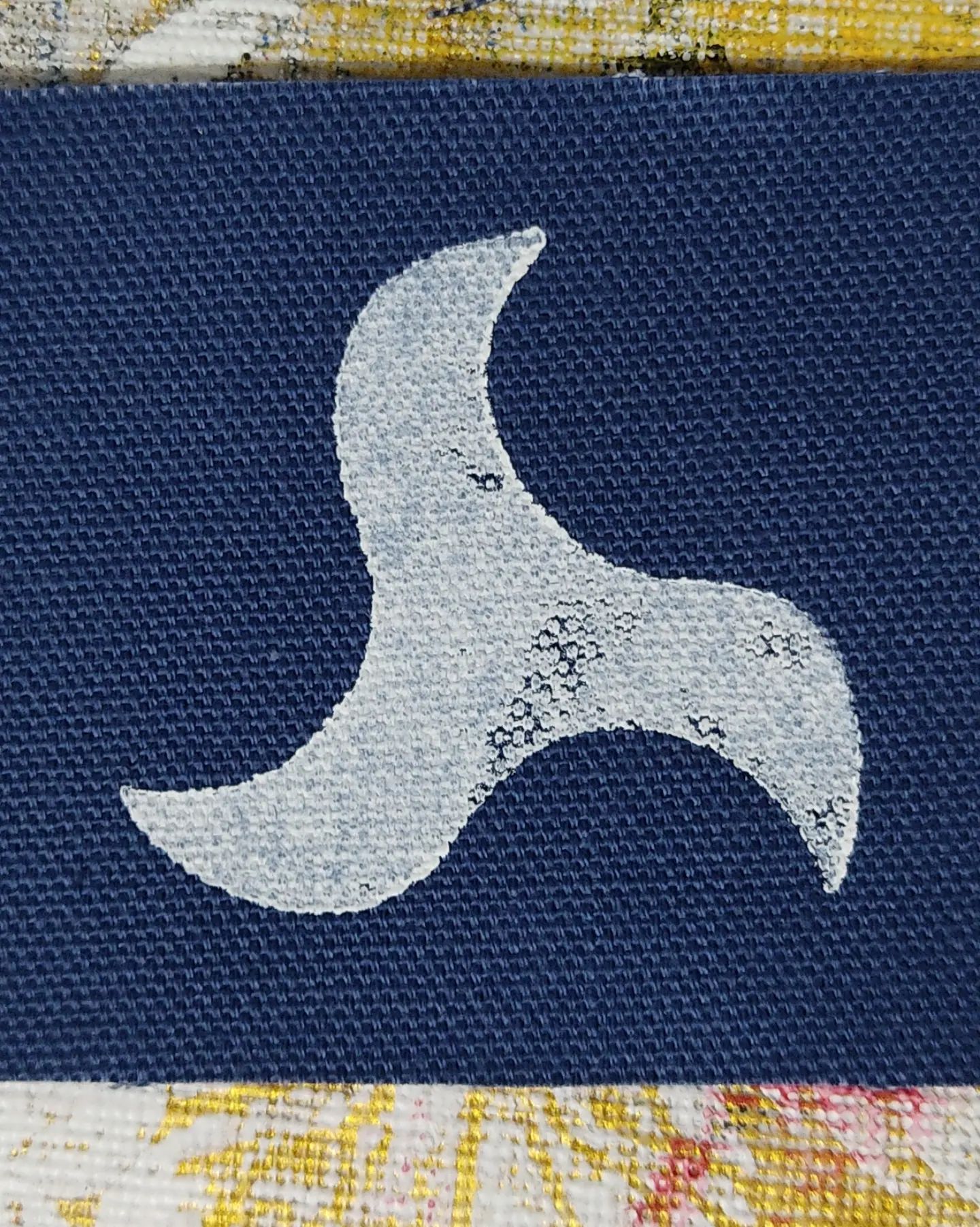 Cotton patch with triskele print - blue/white - Racaire's Workshop