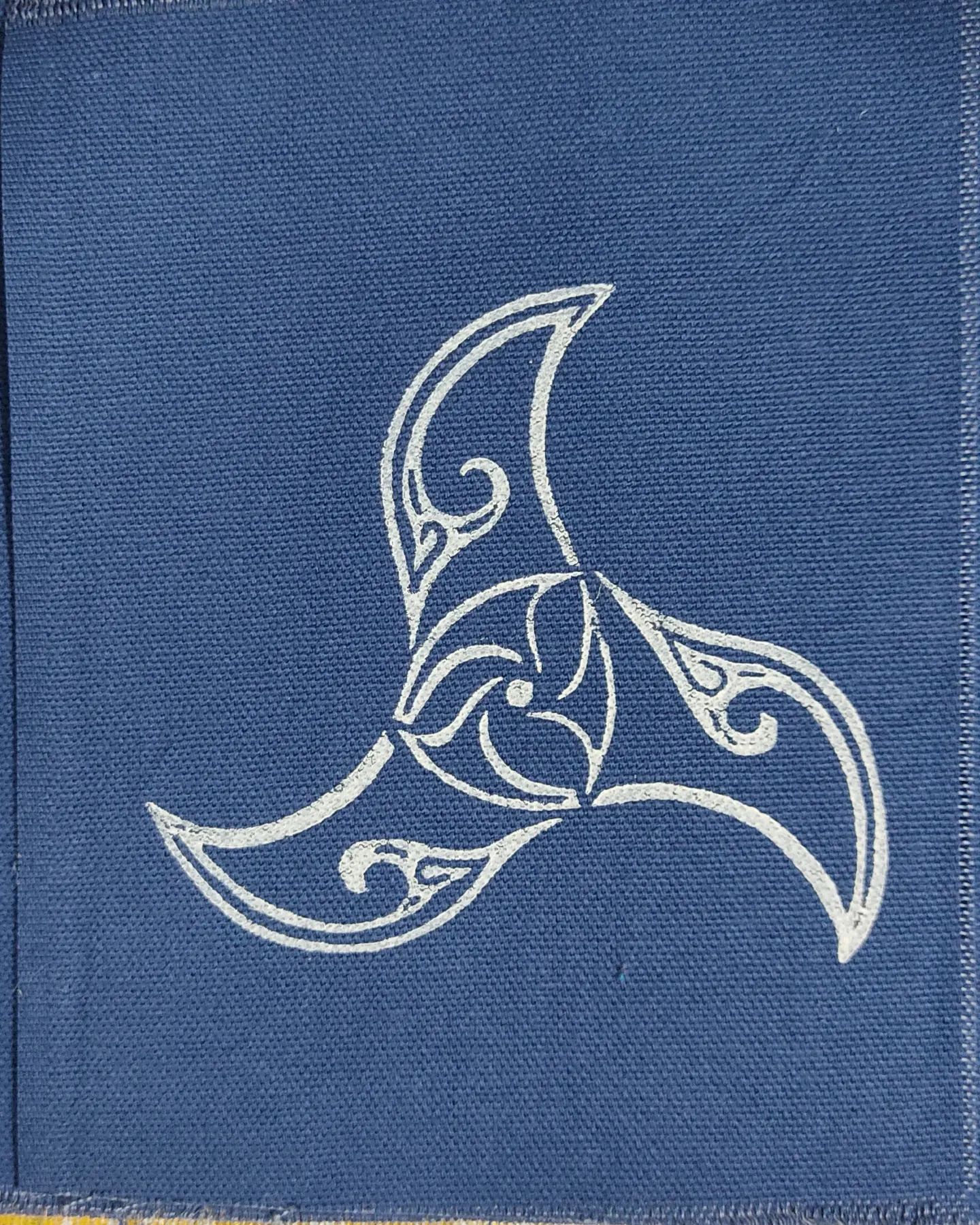 Cotton patch with triskele print - blue/white - Racaire's Workshop