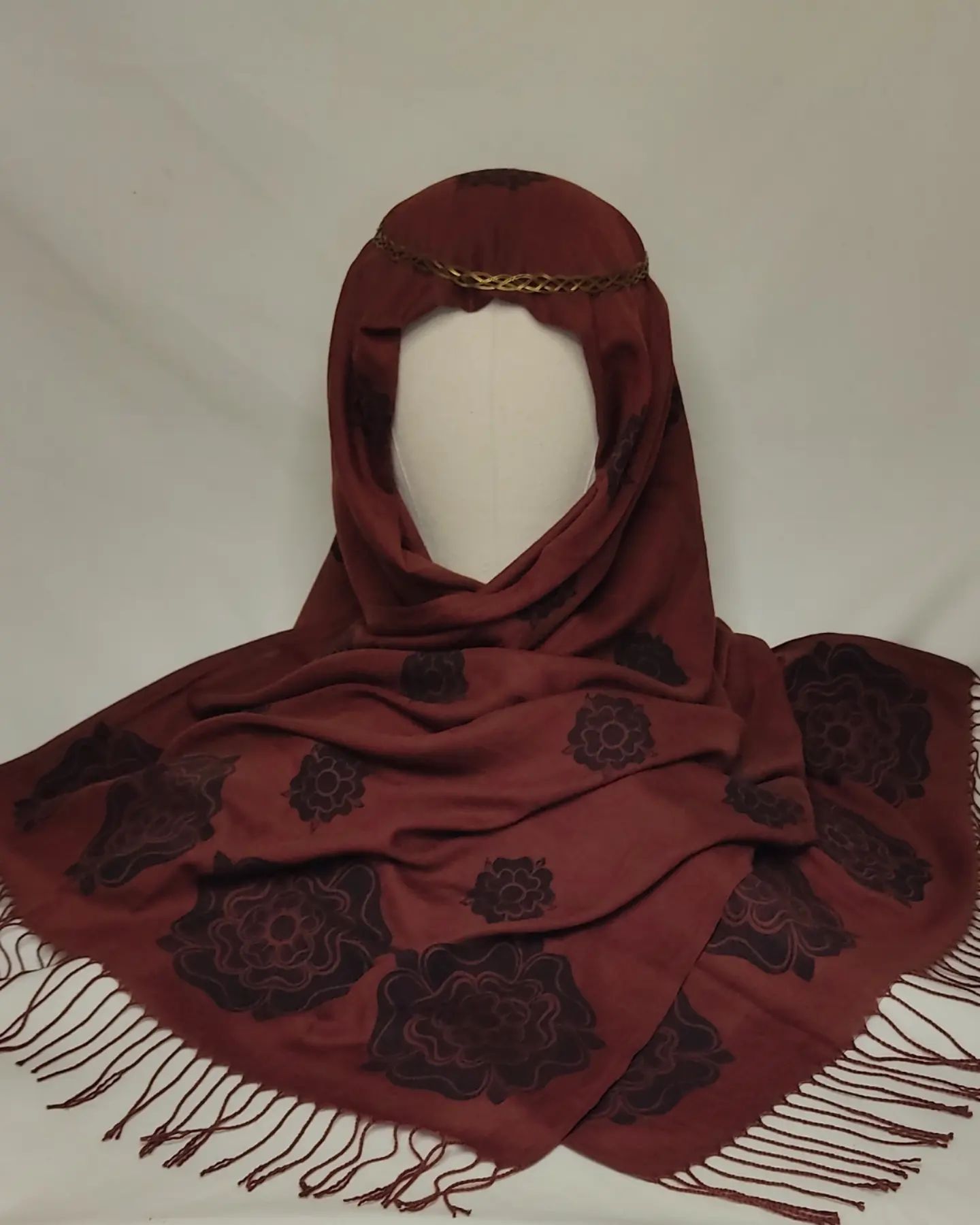 Scarf with 16th century Tudor rose print - red (dark)/black - light ...
