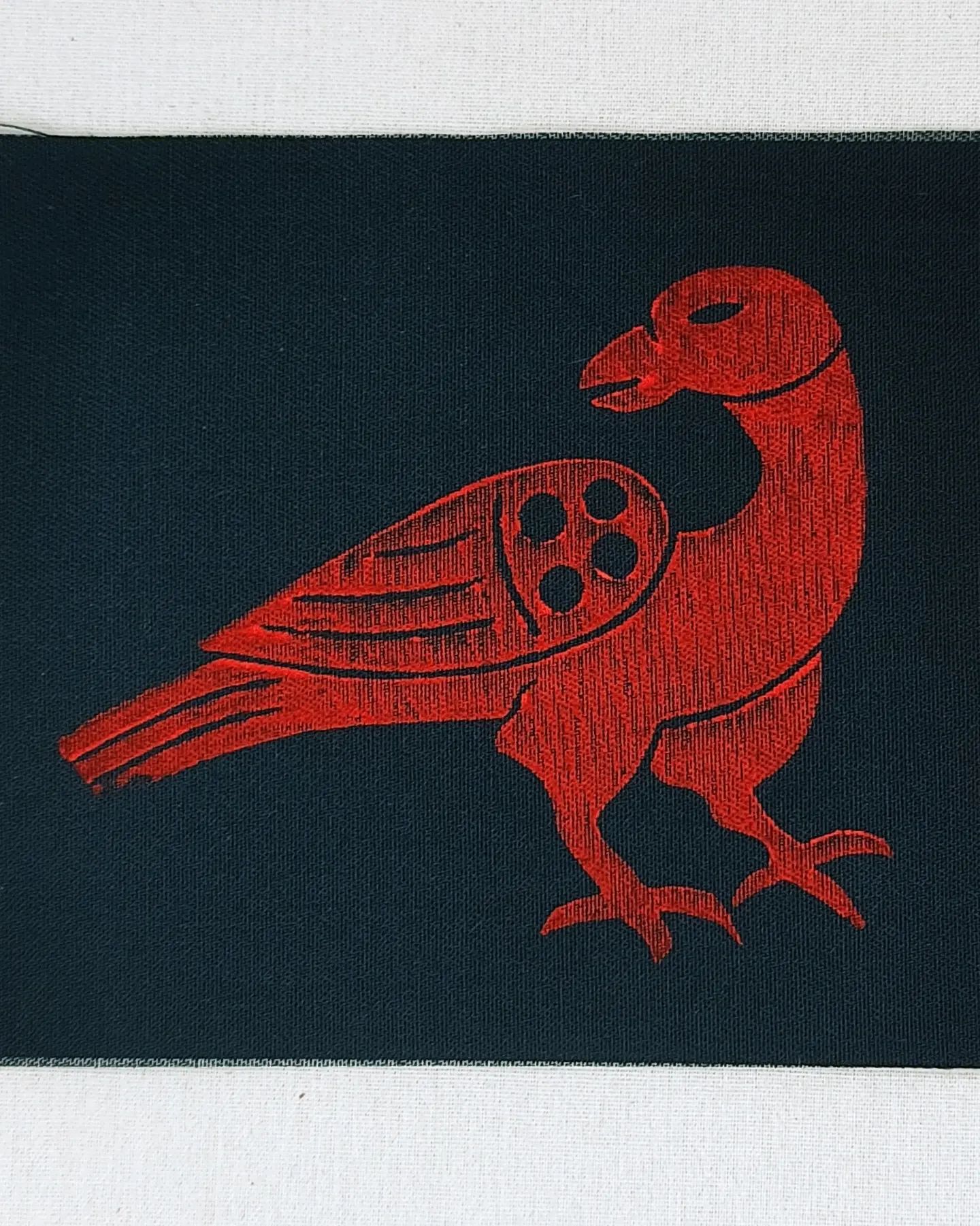 Cotton patch with 13th/14th century raven print - green (dark)/red ...
