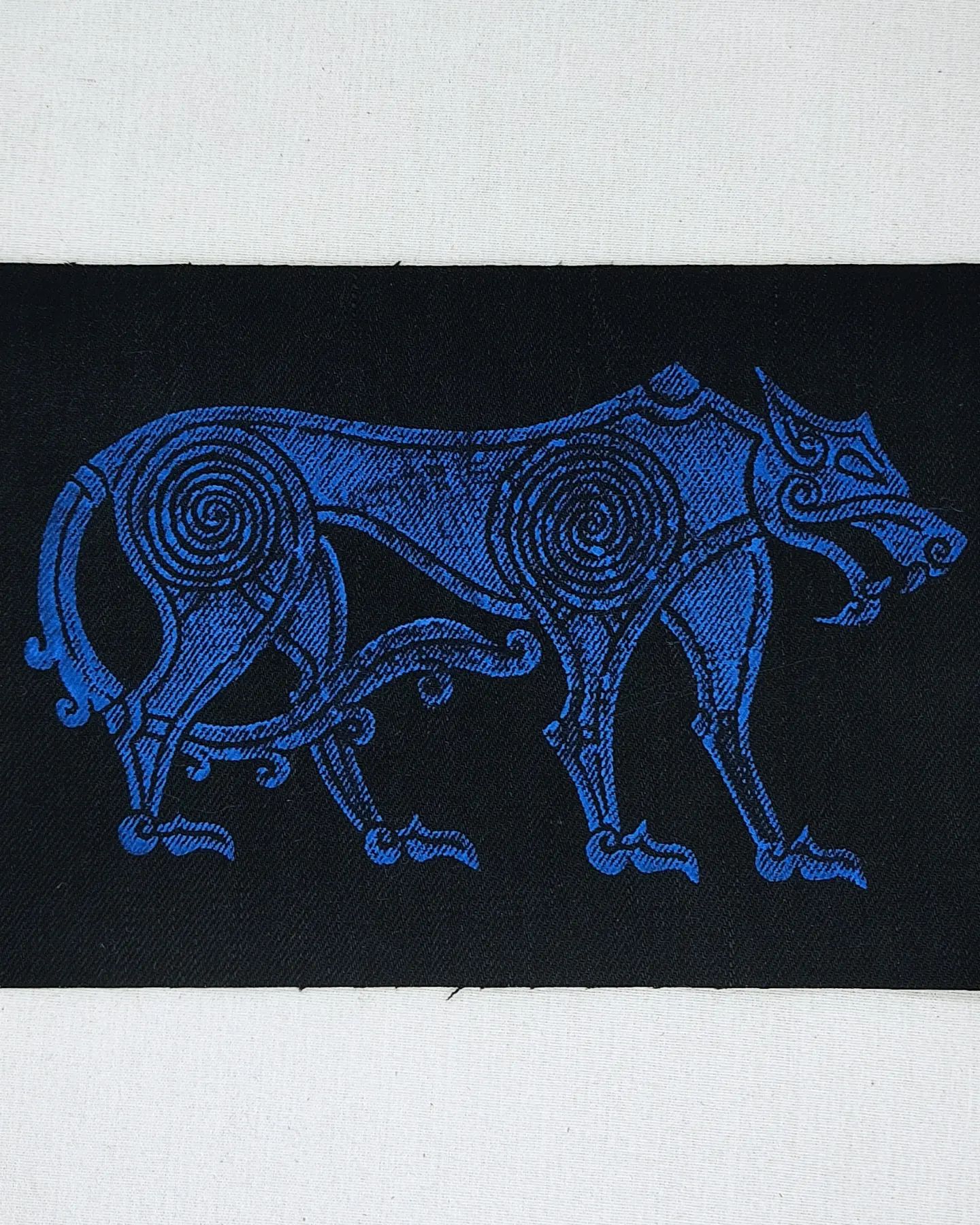 Cotton patch with wolf print – black/blue - Racaire's Workshop